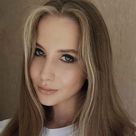 Dasha Mikhailova Daria Delay Threads Say More