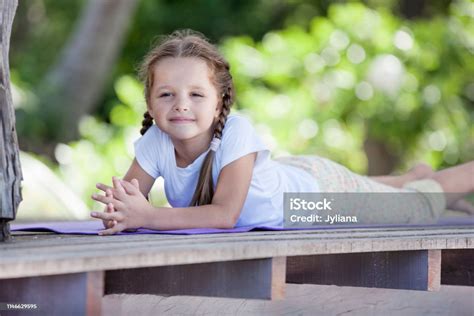 야외에서 플랫폼에서 운동을 하는 아이 건강 한 라이프 스타일 요가 소녀 가족에 대한 스톡 사진 및 기타 이미지 가족 건강한