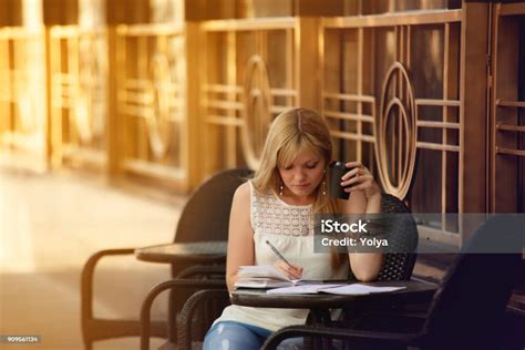 금발 소녀 카피라이터 커피 카페 테라스에 앉아 여자 프리랜서 야외에서 쓰기입니다 Cd 라이터에 대한 스톡 사진 및 기타 이미지 Cd 라이터 거리 금 금속 Istock
