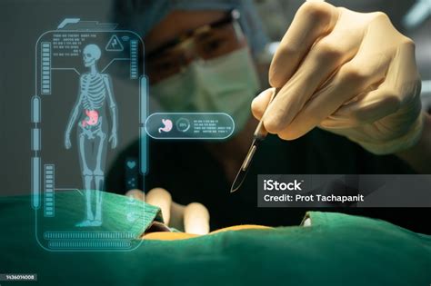 수술실에서 수술을 수행하는 아시아 전문 외과 의사 팀은 비정상적인 위 검사 결과를 표시하기 위해 홀로그램을 사용하며 의료용 장비 가상 기술의 개념입니다 외과 의사에 대한