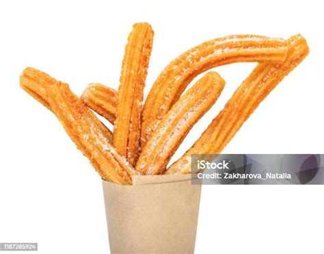 츄로 는 종이 가방에 붙어 있습니다 츄로 흰색 배경에 설탕 분말을 분리 한 튀긴 반죽 페이스트리 클로즈업 추로스에 대한 스톡 사진 및 기타 이미지 Istock