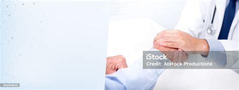 병원의사환자관리배너 및 복사 공간에 그의 손을 잡고 하 여 환자를 위로 하는 의사 2명에 대한 스톡 사진 및 기타 이미지 2명 개념 건강 진단 Istock