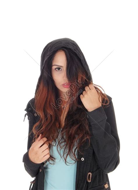 청록색 티셔츠와 후드티 사진이 있는 검은색 재킷을 입고 서 있는 젊은 여성 사진 무료 다운로드 Lovepik