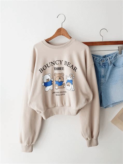 리케마켓 귀여워~ 🧸곰세마리 곰돌이 베어 프린팅 세미 크롭맨투맨 긴팔티셔츠 신상 데일리 꾸안꾸 티셔츠