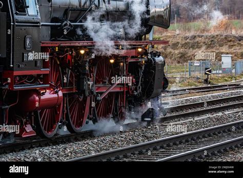 Unter Dampf wartet die Dampflokomotive der Baureihe 01 (BR 01, 01 202 ...