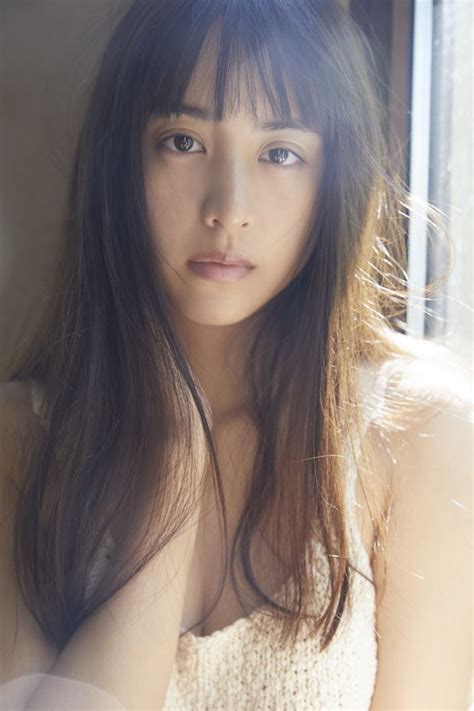 山本美月、すっぴん初公開！初写真集が発売｜シネマトゥデイ