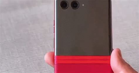 추억의 모토로라 레이저가 접히네…삼성에 도전장 [영상]