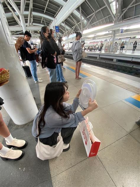 我那天抱著這台在吹 對面站著一對年邁的日本夫婦 女生一直盯著我手上的電風扇 大概過了十秒確認她還是很好奇的端詳 我就把電風扇轉過去給她吹 然後她好像很驚訝 一直狂講日文！ 反正我沒聽懂一點⋯