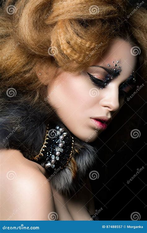 Ritratto Di Bellezza Della Giovane Donna Con Trucco Di Modo Immagine