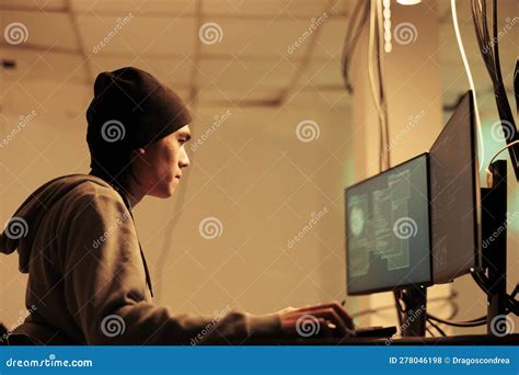 Hombre Asiático Que Usa Computadoras Para Hackear Información De Bases De Datos Foto De Archivo