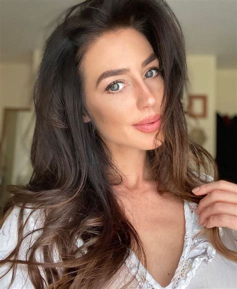 The Naked Truth Of Eliza Rose Watson Age Height Boyfriend