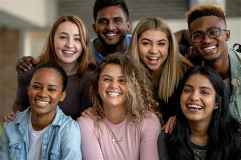 밝은 학교 환경에서 미소를 지으며 포즈를 취하는 행복한 학생들 18 19세에 대한 스톡 사진 및 기타 이미지 18 19세 20 24세 25 29세 Istock