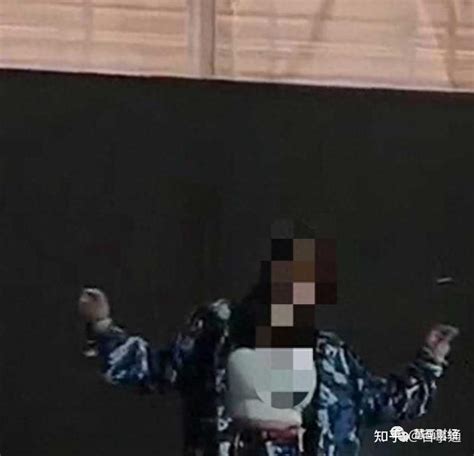 女生军训跳舞走光，多次露出仍坚持跳，视频疯传，网友：这不正常！ 知乎