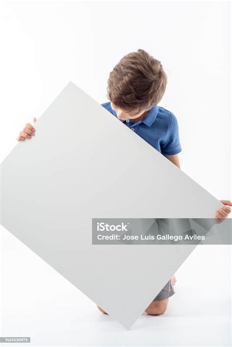 텍스트를위한 공간이있는 흰색 포스터를 들고 보는 어린이 6 7 살에 대한 스톡 사진 및 기타 이미지 6 7 살 개념 공란 Istock