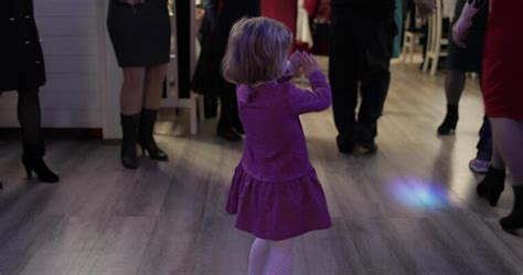 Menina Dancando Vídeos E Clipes De Stock Para Baixar Grátis