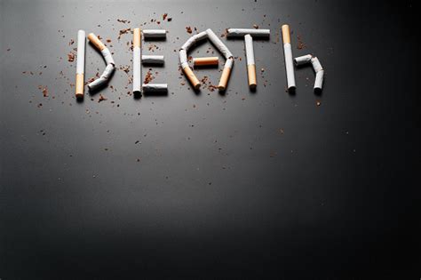 검은 배경에 담배에서 비문 죽음 흡연을 중지 합니다 흡연의 개념은 죽인다 흡연 건강에 해로운 습관을 종료 하는 동기 부여 비문 0명에 대한 스톡 사진 및 기타 이미지