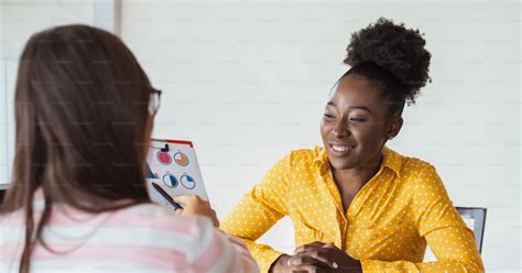회의에서 문서와 아이디어를 논의하는 비즈니스 파트너의 이미지입니다 사무실에서 함께 일하는 비즈니스 프로젝트 팀 아이디어 발표 계획 분석 사진 Unsplash의