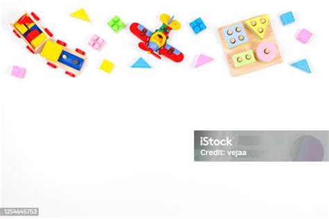 아기 아이 장난감 배경 나무 교육 기하학적 스태킹 블록 장난감 생성기 비행기 빨간 자동차와 흰색 배경에 다채로운 블록 0명에