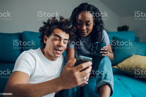 집에서 커피를 마시는 동안 스마트 폰을 사용하는 아프리카 계 미국인 커플 가정 생활에 대한 스톡 사진 및 기타 이미지 가정 생활 다민족 그룹 다양성 Istock