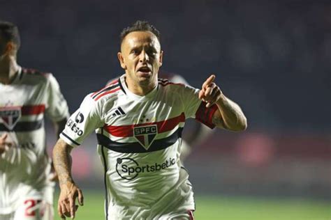 São Paulo domina o Palmeiras ganha com golaço de Rafinha e tem