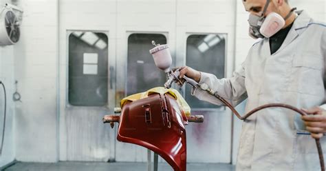 보호복을 입고 스프레이 압축기를 사용하여 자동차 부품을 칠하는 마스크를 쓴 남자 선택적 초점 사진 Unsplash의 세르비아 이미지