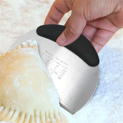 Метална шпатула и нож за тесто оразмерена и с мерни единици