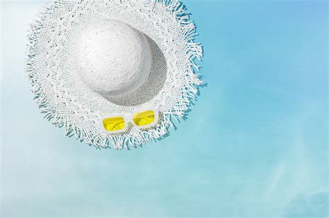 여름 플랫은 하얀 태양 모자와 컬러 선글라스를 파란색 청록색 그라데이션 색상 배경에 햇살을 쬐고 공간을 복사합니다 창조적 인 미적 라이프 스타일 여름 휴가 사진 최소한의