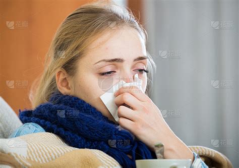 成年女性在室内被流感侵袭