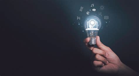 E러닝 및 온라인 교육 졸업 증명서 개념 비디오로 공부하거나 가르치고 노트북 아이콘에 졸업 모자를 보여주는 전구를 들고 있는 남자 기술 사고 아이디어를 개발하는 디지털 과정