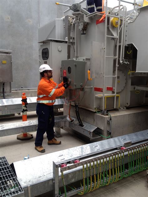 무료 이미지 공장 산업 조작 노동자 수리 공작 기계 전기 서비스 Hv 테스팅 Hv 시험 장비 2448x3264