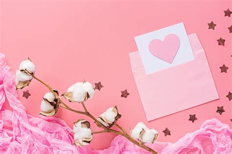 발렌타인 데이 배경입니다 봉투에 분홍색 난로인사 카드 플랫 레이 상단 보기 모형 템플릿 복사 공간 2월 14일 축하를 위한 최소한의 추상구성 개념에 대한 스톡 사진 및 기타