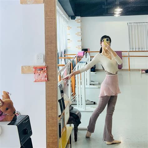 소소 사랑둥이 팝콘이”🍿 아기 강아지는 춥다며 작아진 옷으로 사랑둥이가 만들었어요 ㅎㅎ 하얀털에 빨간색이 어쩜 이렇게 예쁠까요 팝콘이 옷을 만들어준 사랑둥이도