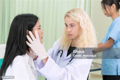 외과 의사는 의사 사무실에서 성형 수술을 준비하기 위해 환자를 검사합니다 미용 개념입니다 건강관리와 의술에 대한 스톡 사진 및 기타 이미지 Istock