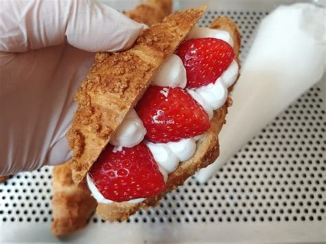 딸기생크림크루아상