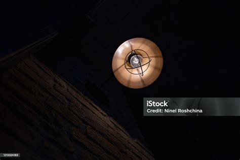 내부에 유리 전구복고풍 금속 갓 복사 공간이있는 어두운 배경에 빛나는 빈티지 가로등 클로즈업 조명 개념입니다 0명에 대한 스톡