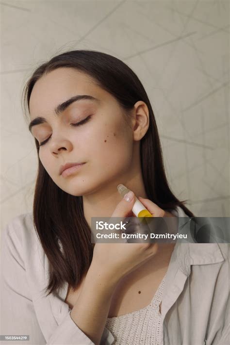 목에 롤러에 아로마테라피 오일을 바르고 기분 좋은 냄새를 즐기는 여자 에센셜 오일에 대한 스톡 사진 및 기타 이미지 에센셜 오일 아로마 테라피 목 Istock