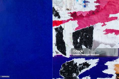 찢어진 파랑 된 파란색 검은 색과 분홍색 종이 포스터 텍스처 배경이있는 더러운 거리 광고판 0명에 대한 스톡 사진 및 기타 이미지 Istock