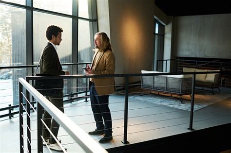 정장을 입은 두 명의 다문화 사업가가 서로 앞에 서 있다 18 19세에 대한 스톡 사진 및 기타 이미지 18 19세 50 54세 거래자 Istock