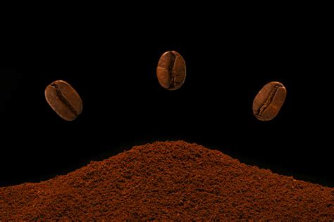 갓 구운 커피 콩 세 개가 검은 색 배경에 진 한 줌의 커피를 날아다 엽서 배너 0명에 대한 스톡 사진 및 기타 이미지 0명