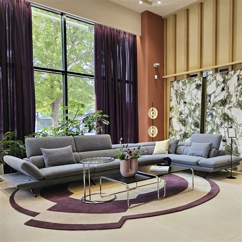 소파의 한계 그 위에 에싸소파 가볍게 떠나는 드라이브 에싸 플래그십스토어 기분 좋은 바람을 느끼며 따사로운 햇살을 받으며 서로의 취향을 나눠보는 시간 다양한