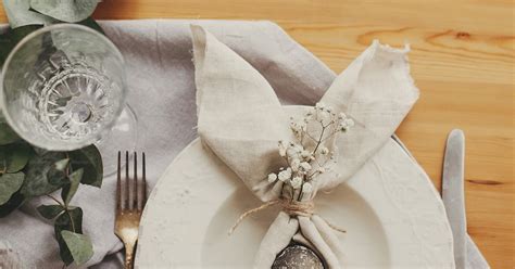 부활절 테이블 장식 토끼 귀가 있는 냅킨에 현대 자연 염색 회색 계란 빈티지 접시와 칼에 꽃 부활절 토끼 냅킨에 계란이 있는 세련된 부활절 브런치 테이블 설정 사진