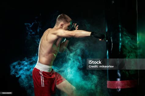 스포츠맨 권투 펀칭 가방장갑에서 싸우는 남자 복서 연기와 검은 배경에 고립 공간을 복사합니다 공격성에 대한 스톡 사진 및 기타 이미지 Istock