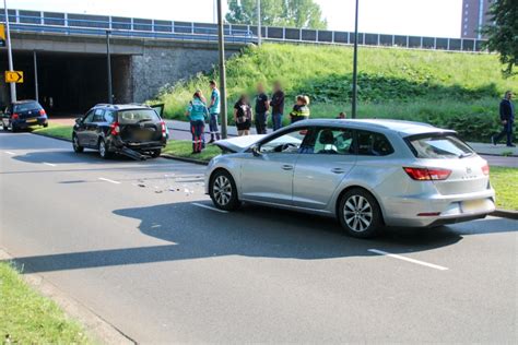 Flinke Schade Ontstaan Bij Botsing Tussen Twee Autos één Gewonde Naar
