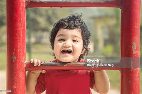 귀여운 사랑 스러운 작은 인도 아기 어린이 놀이터에서 재미 있는 얼굴을 만들기의 초상화 2 3 살에 대한 스톡 사진 및 기타 이미지 2 3 살 결심 기어가기 Istock