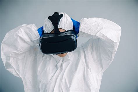 아시아 여성 과학자 격리 옷 및 가상 현실 헤드셋 스튜디오 촬영 2018년에 대한 스톡 사진 및 기타 이미지 2018년 가상현실 가상현실 시뮬레이터 Istock