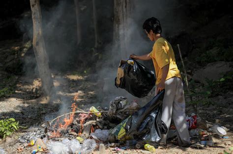 ក្រសួងបរិស្ថាន៖ ផ្សែងពីការដុតថង់ប្លាស្ទិក អាចបង្កជំងឺមហារីក និងផ្លូវដង្ហើម
