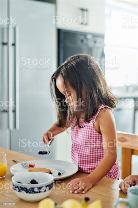 아침 식사 집에 대한 사랑스러운 작은 먹는 팬케이크와 과일의 샷 2 3 살에 대한 스톡 사진 및 기타 이미지 2 3 살 가정 생활 가정 주방 Istock