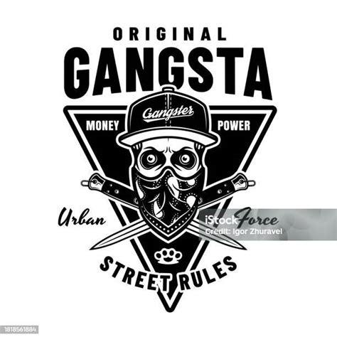 모자에 두개골과 얼굴에 두건과 교차된 싸움 칼을 가진 흑백 스타일의 갱스터 벡터 엠블럼 흰색 배경에 고립된 그림 Biker