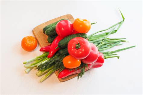 도마에 샐러드 야채 최고 보기 고추 파 딜 오이 레드 와 오렌지 토마토 주방 조리대에 대한 스톡 사진 및 기타 이미지 주방 조리대 채소 풍경보기 Istock