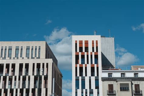 Edificios Modernistas Mínimos Con Adornos Forrados En El Centro De Zaragoza Comunidad De Aragón